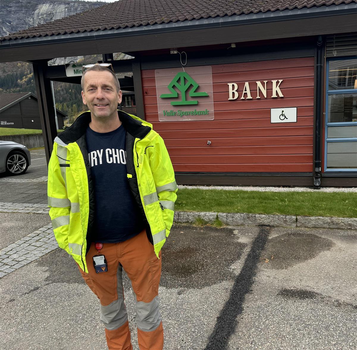 Har fått på plass to handikap-parkeringsplassar ved Valle sparebank ...